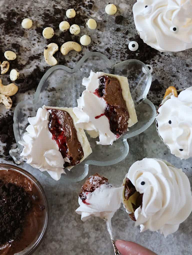 No-bake Ghost Cups with Chocolate Pudding - Savory Spin
